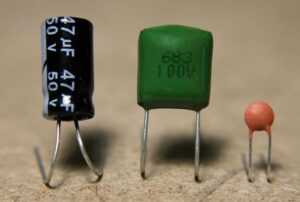 Pengertian, Cara Kerja, dan Jenis Kapasitor Beserta Fungsinya