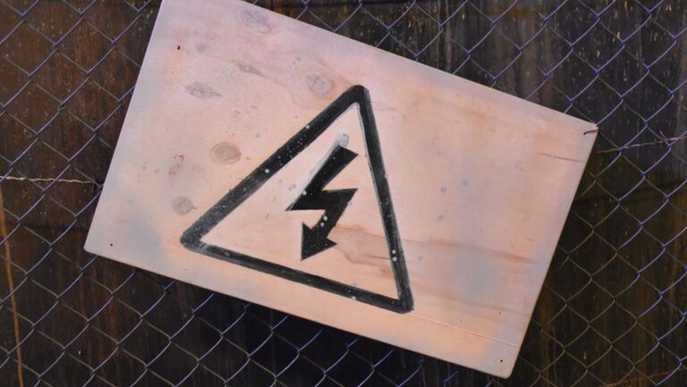 Rumus Tegangan Listrik, Satuan dan Bedanya dengan Hambatan